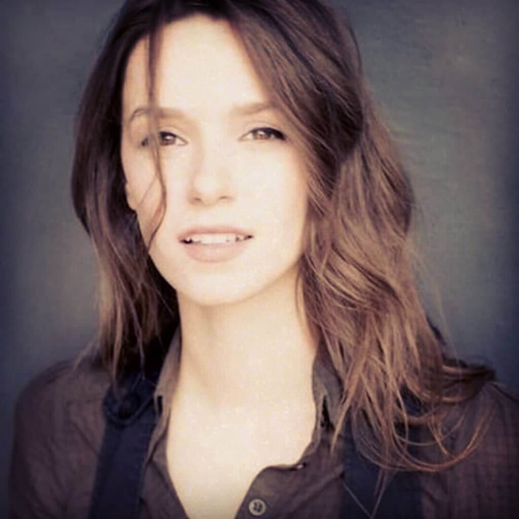 Alex Essoe Biography: Career, Net Worth, Boyfriend, Age, Pictures ...